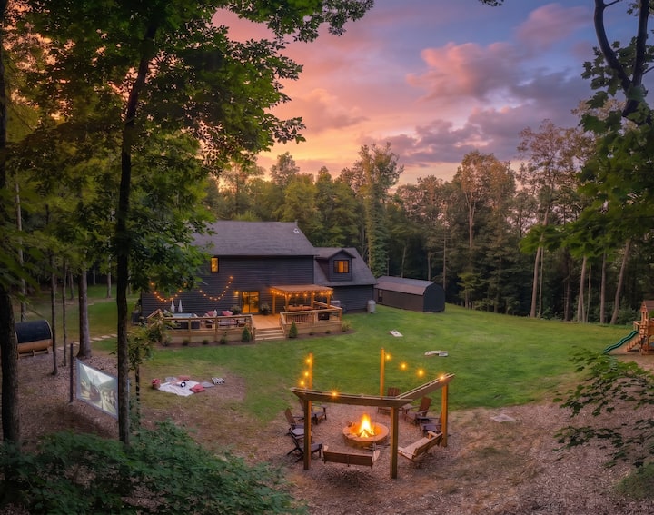 Twin Oaks Lodge | 4 Kings, Sauna & Epic Game Room - West Virginia