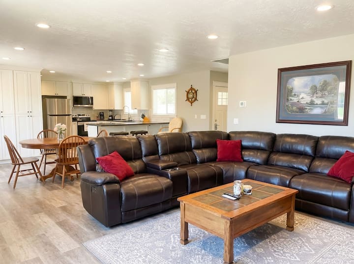 Great Family Friendly Home W/ Large Fenced Yard - Nampa, ID