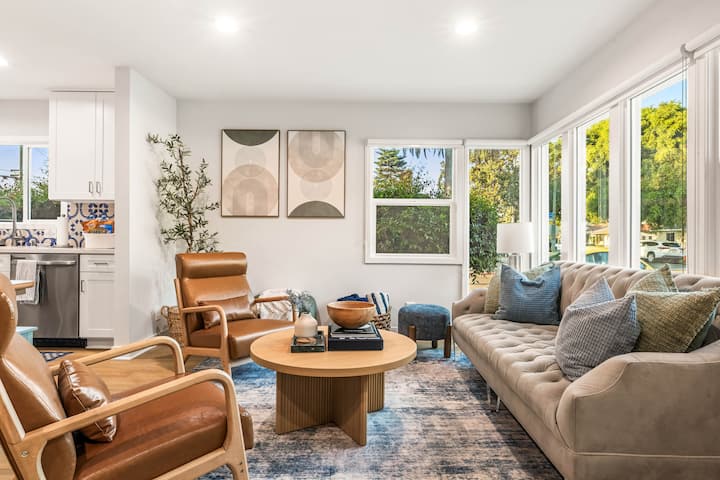 Long Beach Retreat Pet Friendly Large Yard - 카슨