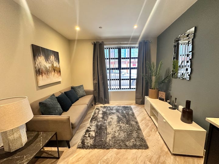 Chic One-bedroom + Home Office - Birmingham