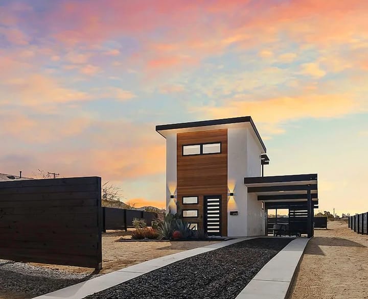 Modern 2-story Tiny Home W/ Hot Tub, Bbq & Balcony - Joshua Tree, CA