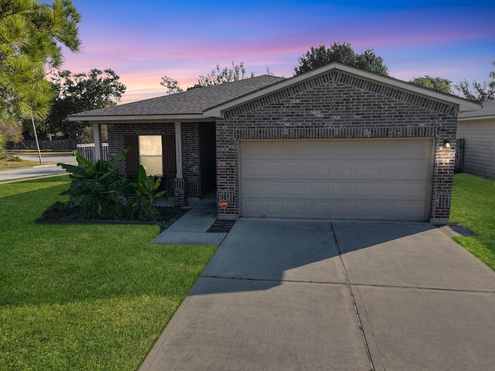 3br Home In Humble • Near Bush Airport & Houston - Humble, TX