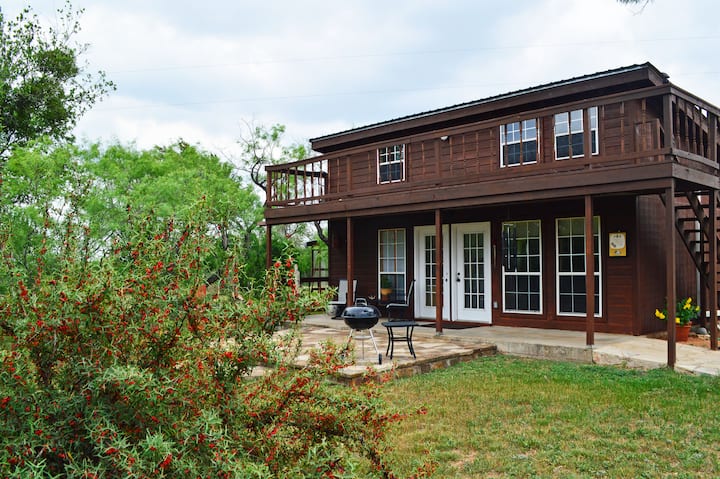 Nature Bungalow Nestled On 9 Acres+ Walking Trails - Spicewood, TX