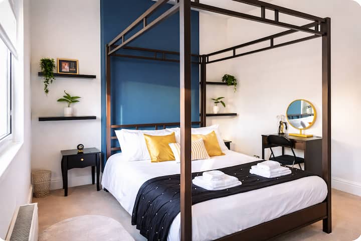 Spacious Blue House | Walk To City Centre - Chester