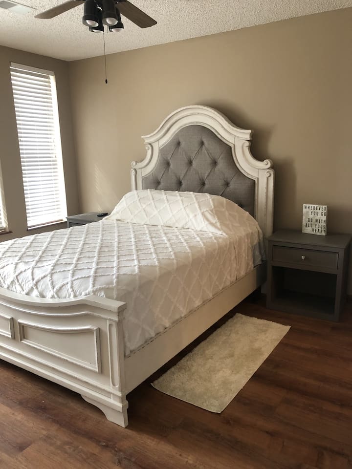 Clean, Spacious Home - Smithville, MO