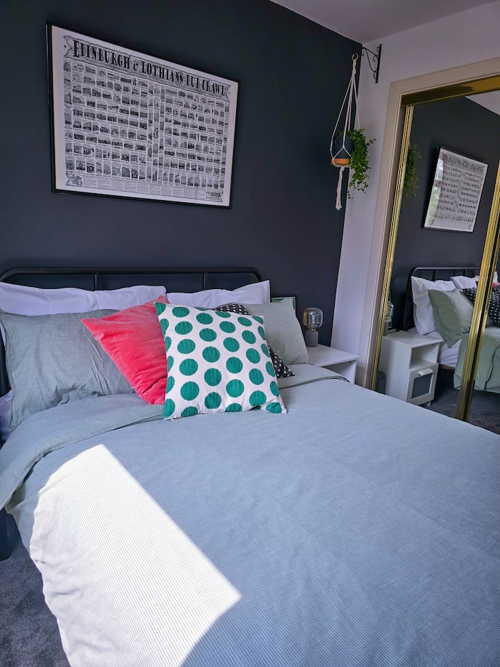 Bright Room • Near Tram & City - Edimburgo
