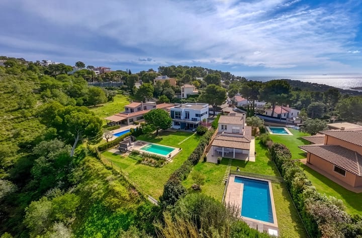 Flor De Pi · Modern Family-friendly Home With Pool - Palafrugell