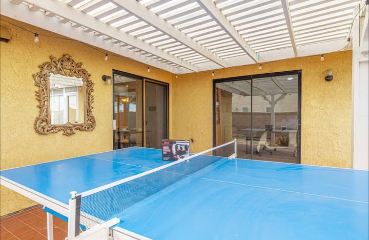 Desert Oasis- 2 Br | Fenced  Yard| Movie Projector - Lancaster, CA