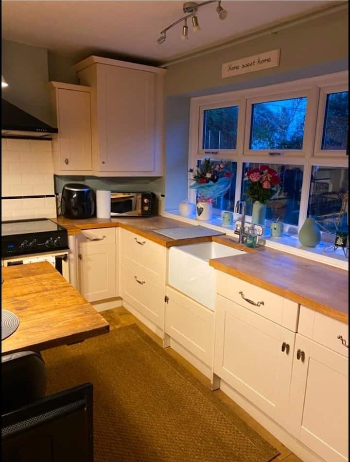 Large 3 Bedroom Home In The Heart Of Bingley - Bradford
