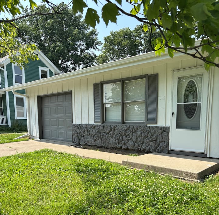 Cozy 3 Bed Near Downtown - Champaign, IL