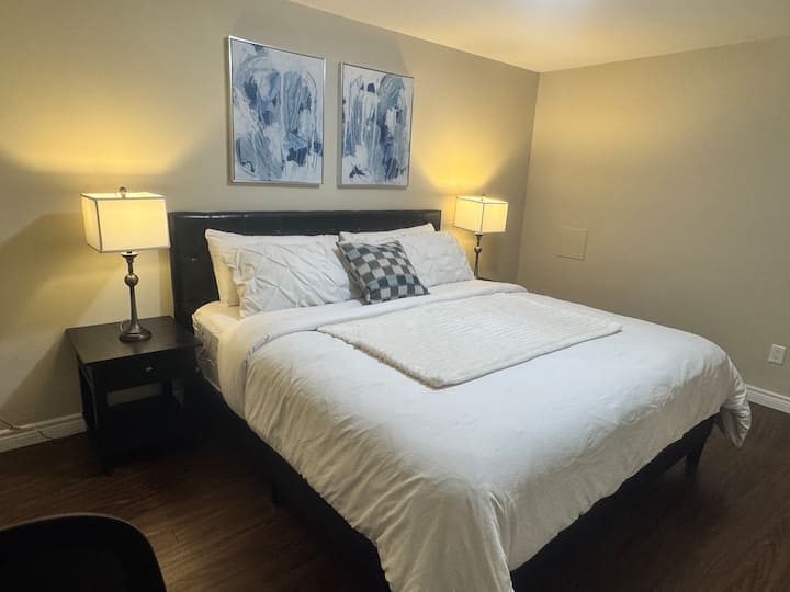Comfy 2-bedroom Getaway •65 Inch Tv & Free Parking - 聖約翰
