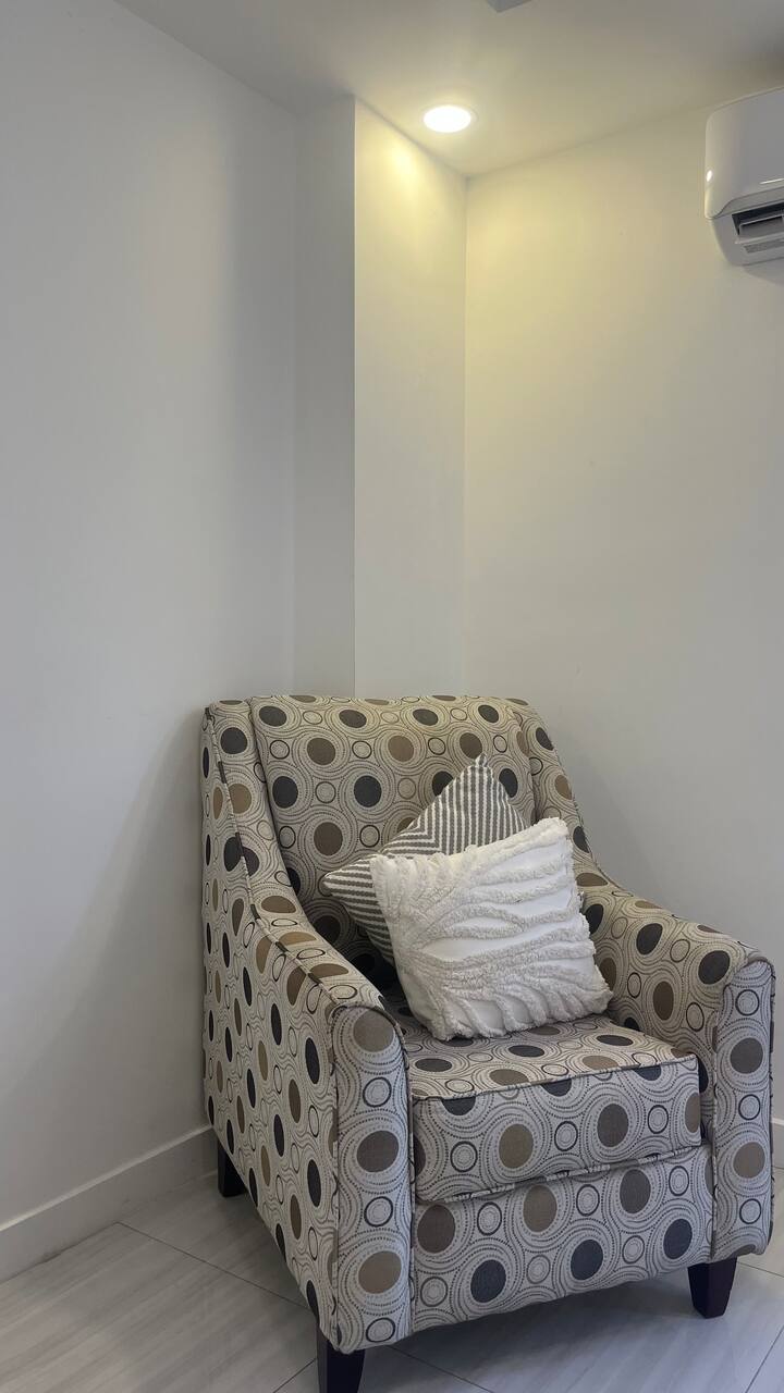 Modern 1-bedroom Oasis; Kingston - Kingston