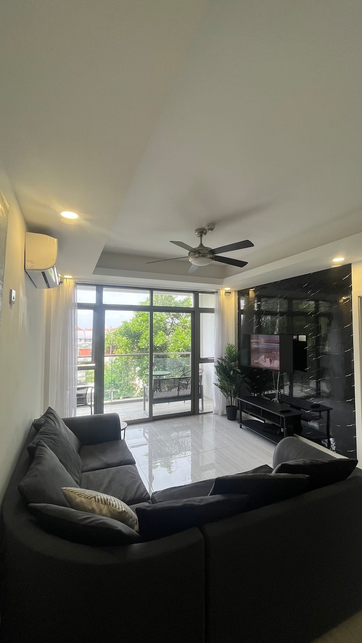 Modern 1-bedroom Oasis; Kingston - 킹스톤