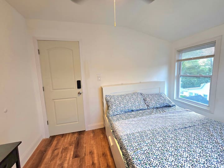 3rd Fl Cozy Queen Bedroom - Garden City, NY