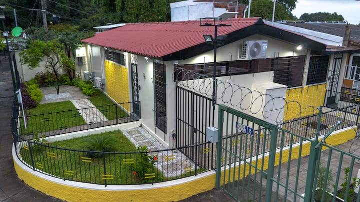 Casa Con Ubicación Estratégica En San Salvador. - San Salvador