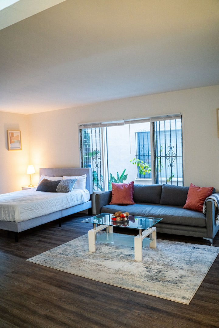 West Hollywood La Cozy Apartment - West Hollywood, CA