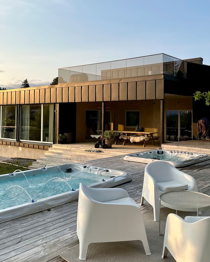 Funkisvilla Med Takterrasse, Basseng Og Jacuzzi - Alesund