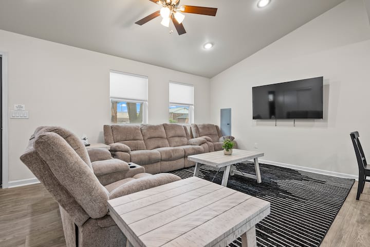 Modern Ranch Getaway | 2 Kings | 1 Queen | 2 Bath - Livonia, MI