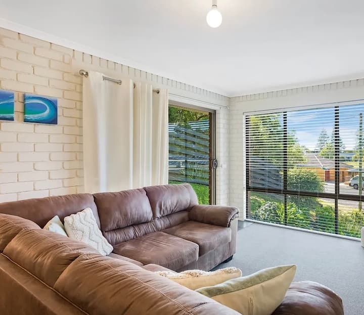 Steps To Sand, Surf & The Bowlo - Bega