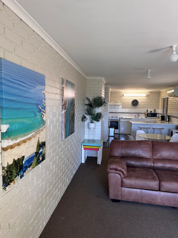Steps To Sand, Surf & The Bowlo - Bega