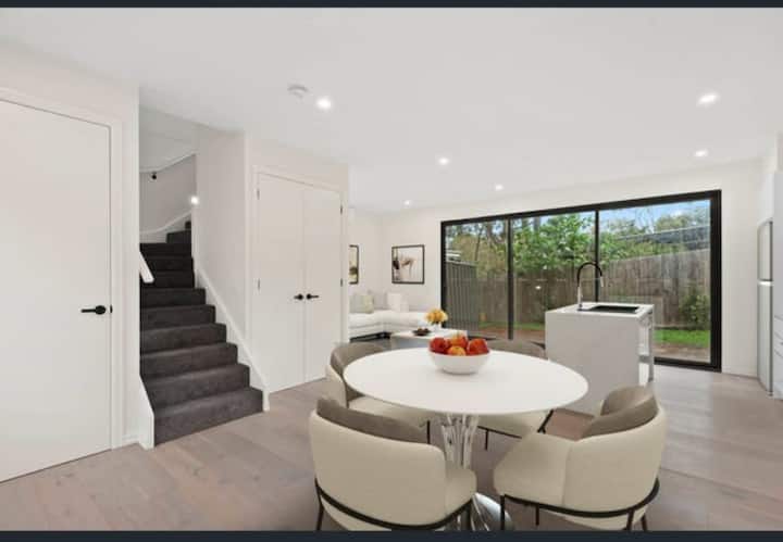 Stunning Home Walked To Shops - Box Hill