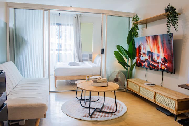 Cozy Oasis W/ Balcony (Free Pool+netflix) - Ortigas Center