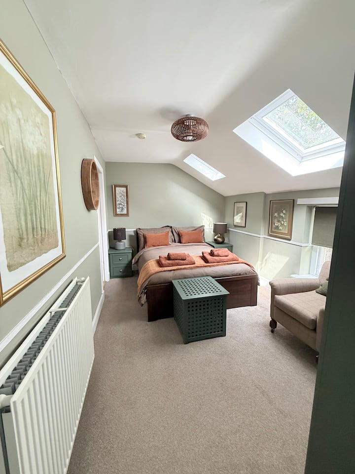 Modern Vintage Bliss Near Calton Hill - Edinburgh