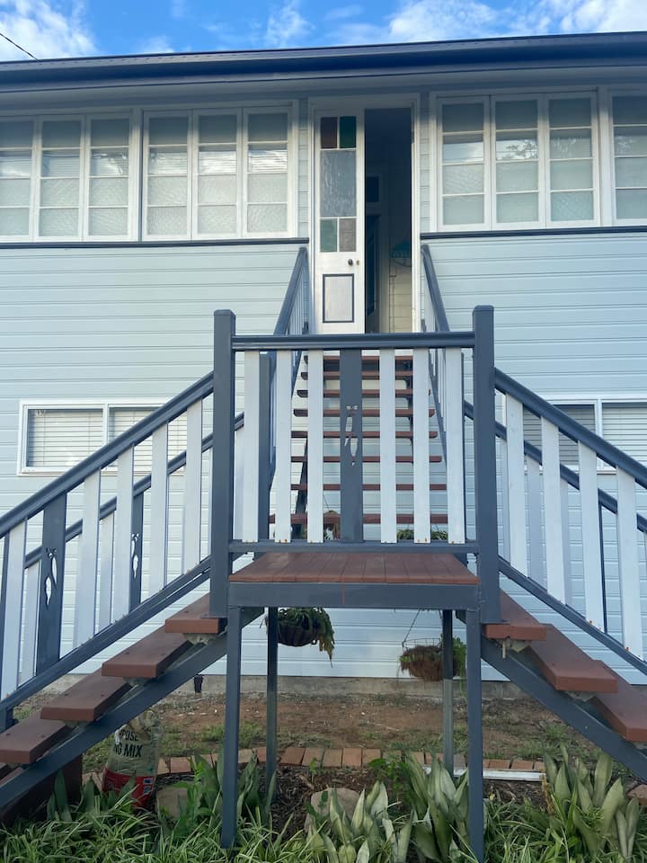Beach Cottage Upstairs - Burnett Heads