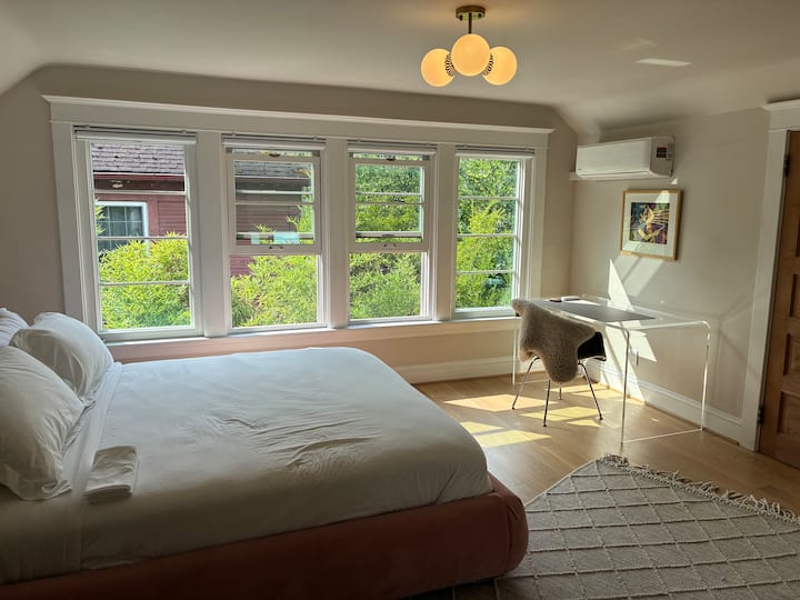 Big Parisian Apartment, Ne Pdx/historic Irvington - Portland, OR