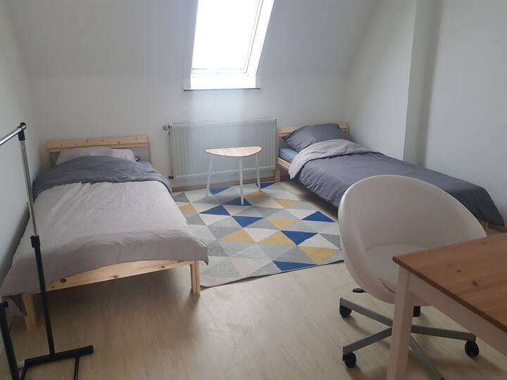 2 Zimmer (4 Einzelbetten) Mit Verbindunsgtür - Aschaffenburg