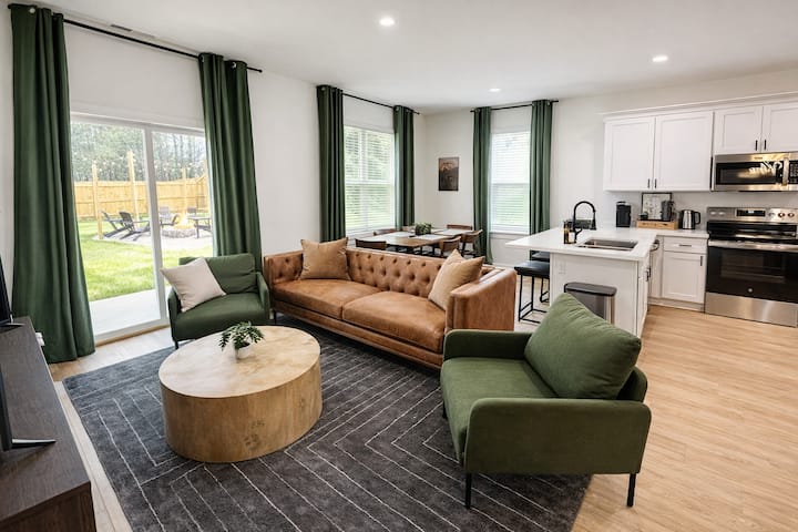 Fire Pit | Fenced Yard | Parking | Foosball - Lake Bowen, SC