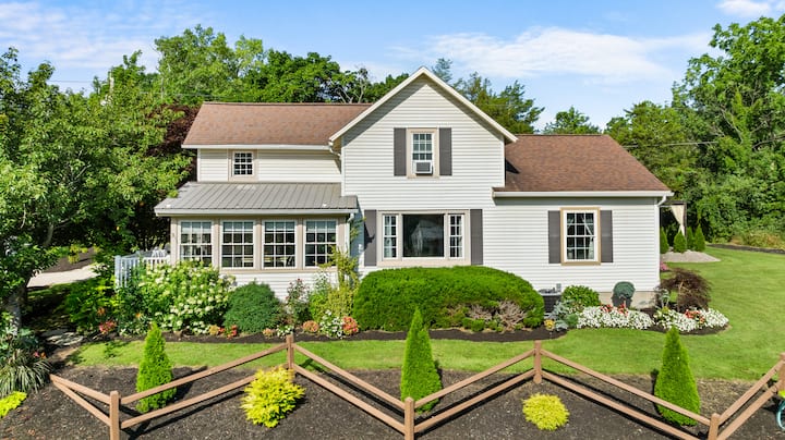 Cedar Grove Cottage: 3 Bed Home With Hot Tub - Dundee, NY