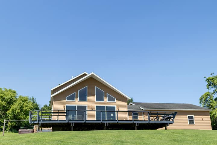 House W/scenic View, Deck, Hot Tub & Barn - Clinton, NY
