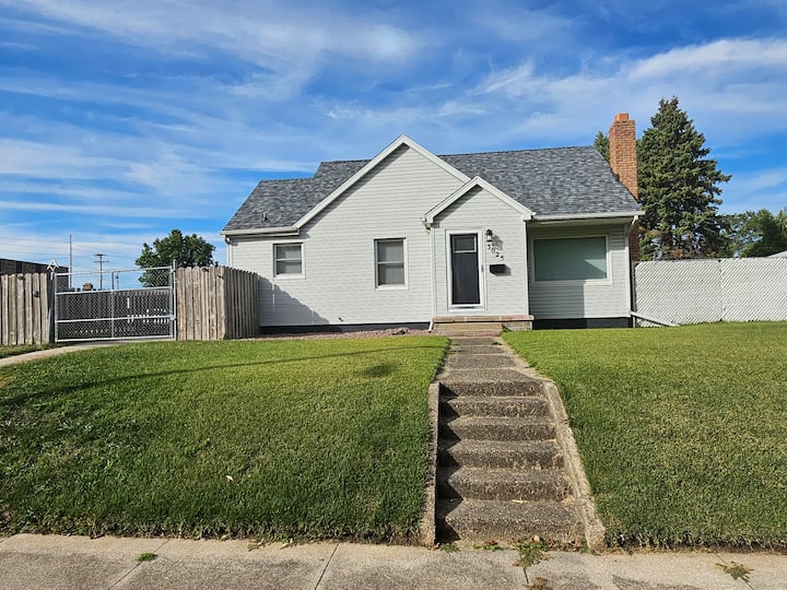 Cozy Convenient Home With A Pool - South Bend