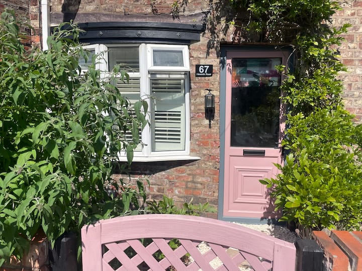 Quirky End Of Terrace House. - 요크