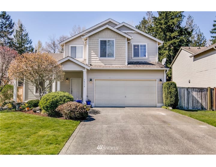 Master Bedroom W/ Private Bath. - Puyallup, WA