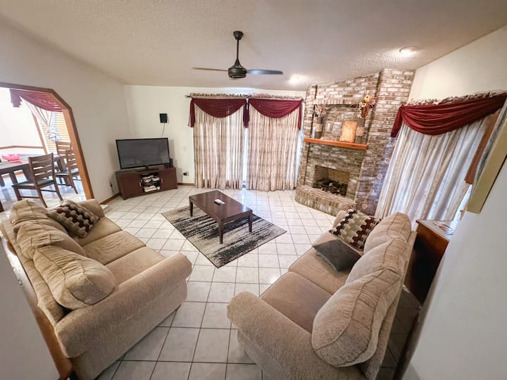 Vintage Home With Pool, Grill & Hot Tub In Deltona - Deltona, FL