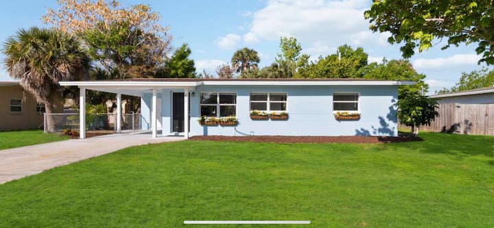 Launch Lounge 3br | 8 Min Sand - Merritt Island, FL