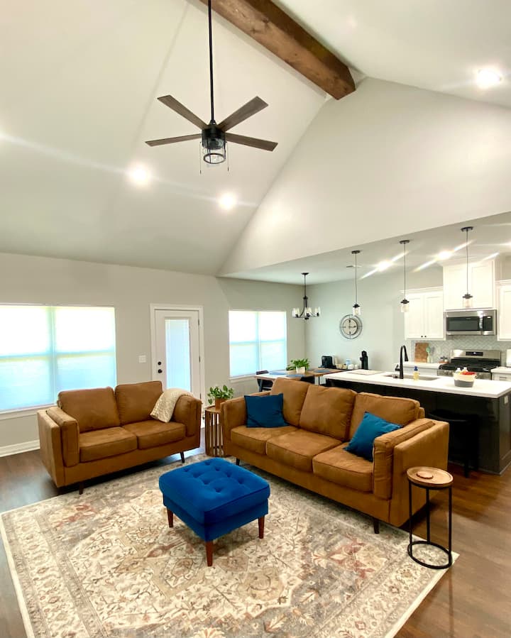 Modern Lufkin Home: High-end 3 Bedroom 2 Bath - Lufkin, TX