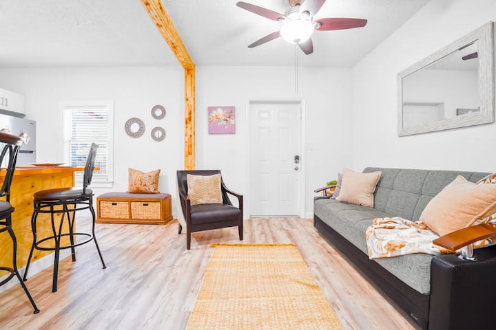 Queen/4ppl/tv/work Space/sofabed/free Parking - Miami, FL