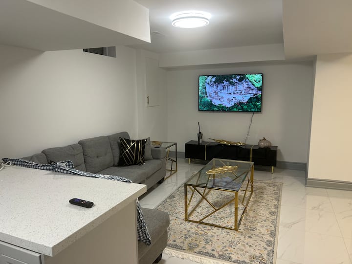 Modern Independent 1 Bedroom Apt | Free Parking - Toronto, ON