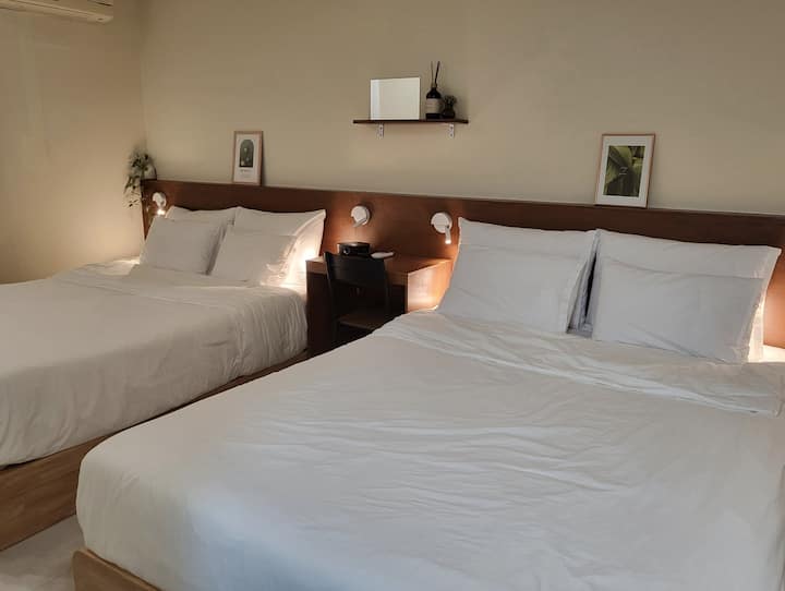 [Book&type_41] 한옥마을 도보 1분, 넓은 주차장, 북카페가 있는 신규숙소 - Jeonju-si