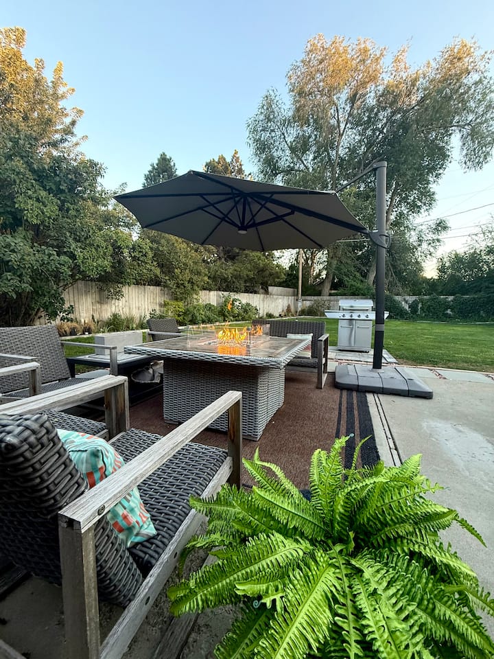 Midcentury Modern Oasis! Fire-pit/golf/goal/tramp! - Lucky Peak State Park, Boise