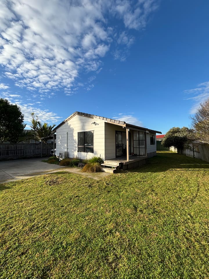 My Cosy Home By The Beach - Papamoa