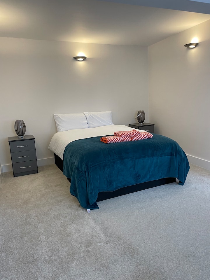 Beautiful 4 Bedroom - Colwell Bay