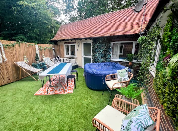 The 8 Bd Canterbury Rooftop Garden Apt | Hot Tub - Canterbury