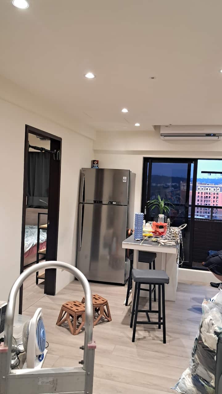 米利
機捷A17走路約5分到飯店，漂亮大廳，飯店式管理 - 타오위엔