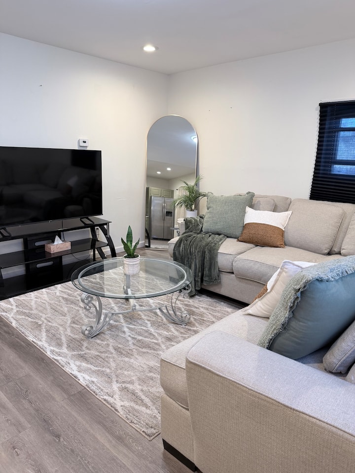 *Modern 2-br Retreat W/full-kitchen & Living - Deer Park, NY