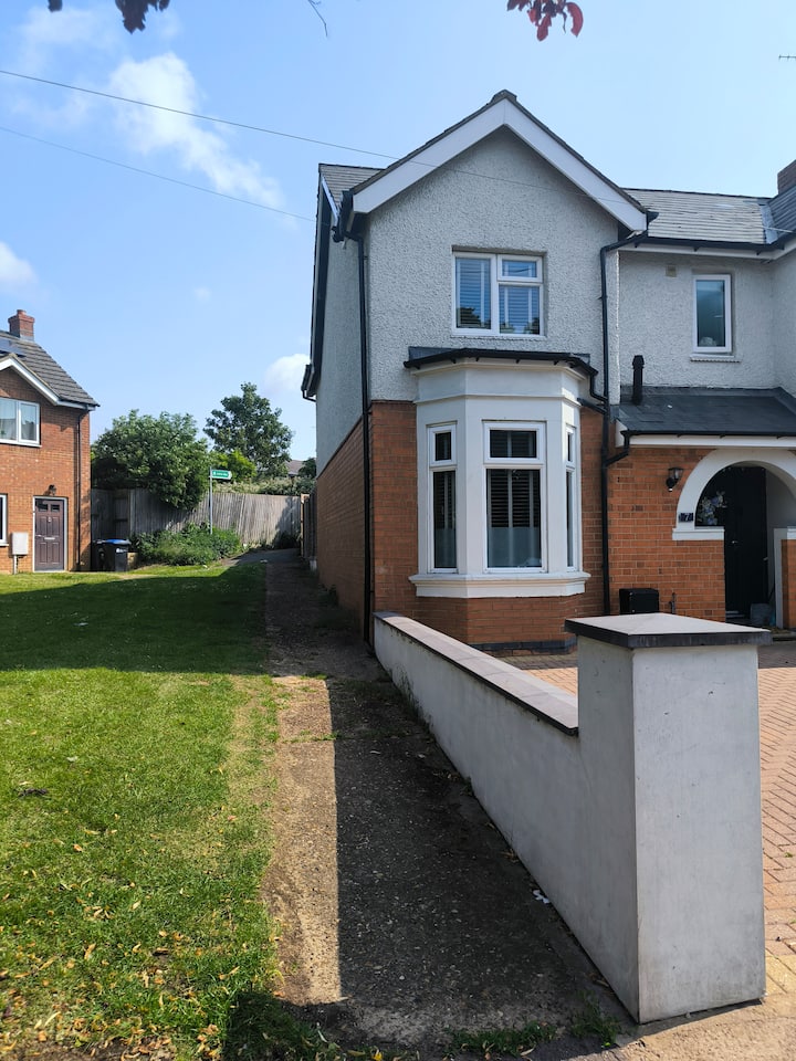 Colourful 2 Floor Annex - Northampton, UK