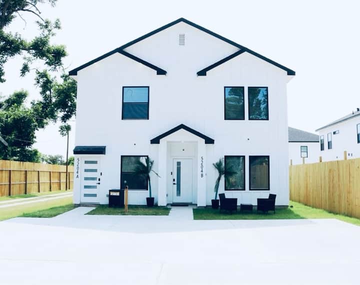 3br Near Downtown•parking•super Clean•king Suite - Houston, TX